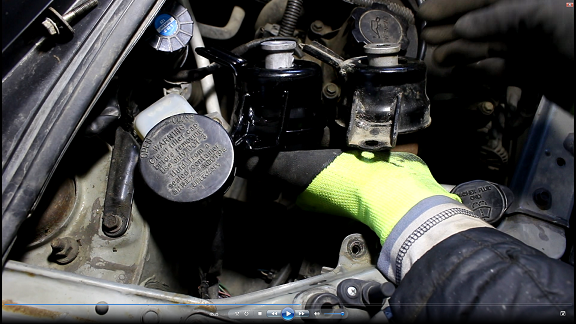 Замена подушки двигателя 1KR-FE со стороны ГРМ на Toyota Passo 1,0 Тойота Пассо 2009 года