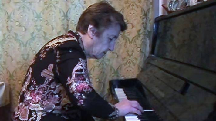 "Жаворонок" (Глинка - Балакирев). Играет Дьяченко Марина Петровна (80 лет).