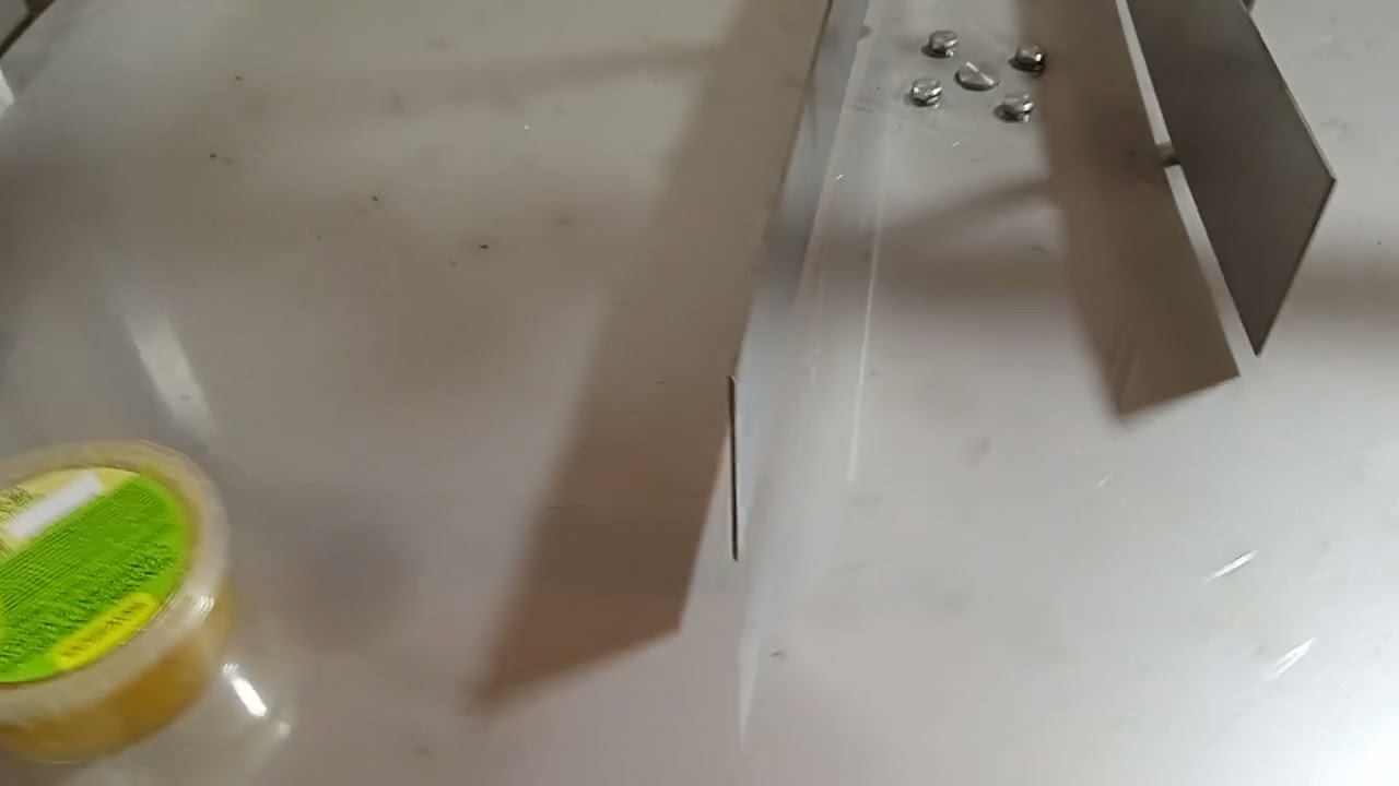 Наклеивание этикетки на крышку банки -  EtiKon.ru