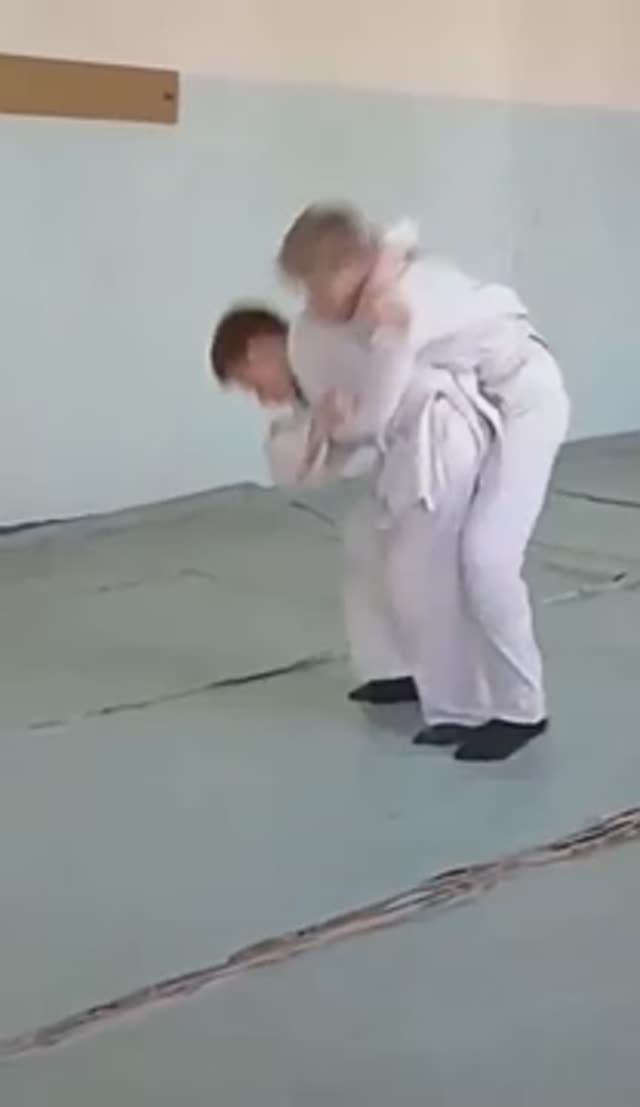 Бросок через бедро-10.O Goshi. Дзюдо