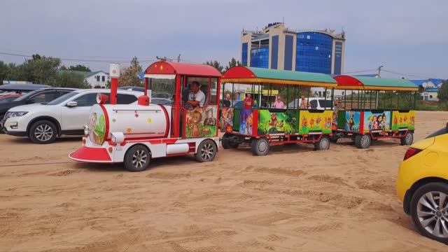 Благовещенская(Анапа) Паровозик до пляжа. Едет по станице, застрял в песке,посадка пассажиров, повез