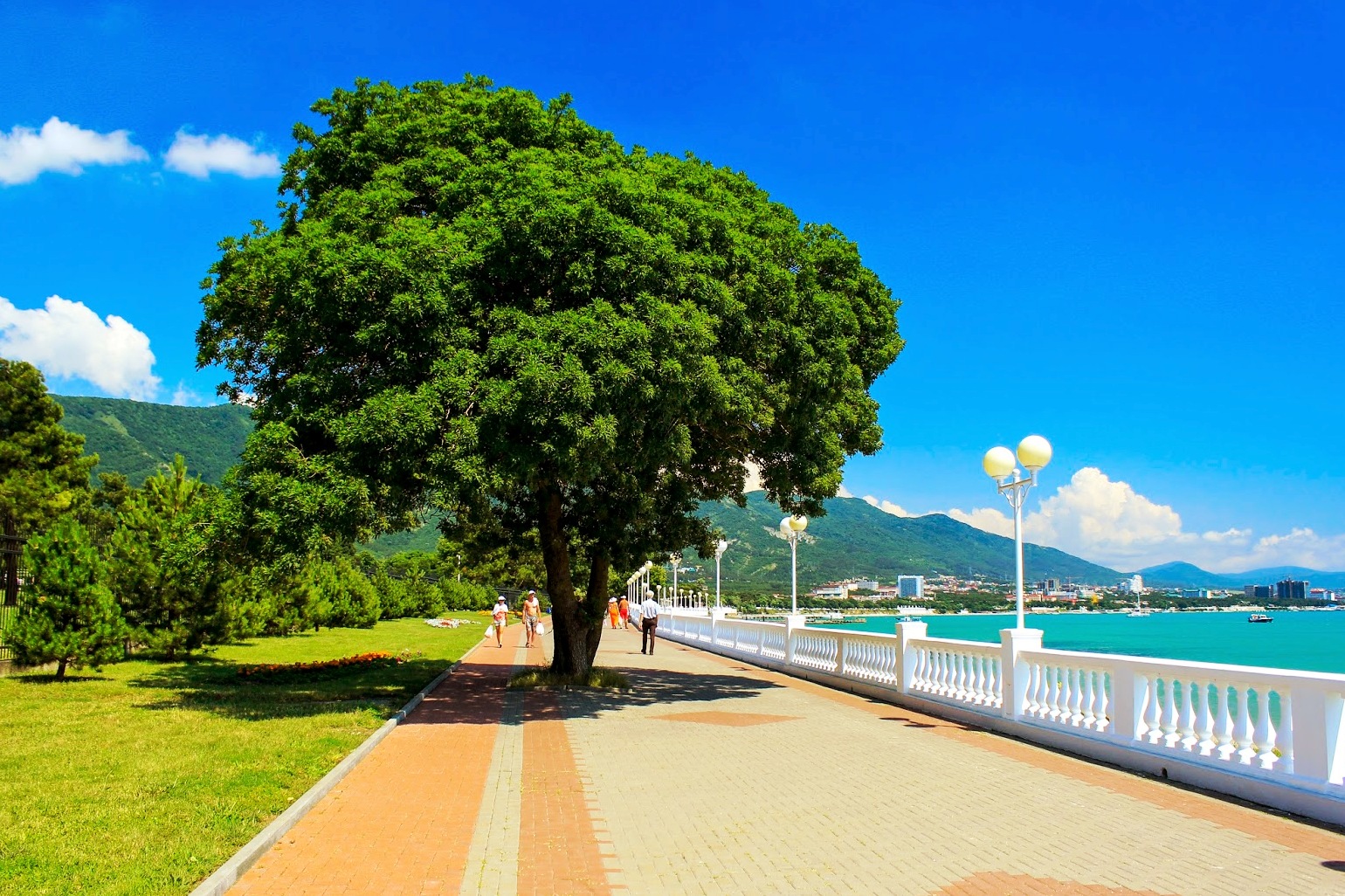 Прогулка по набережной Геленджика и отдых в автокемпинге Ежик. От канала Мы из Краснодара
