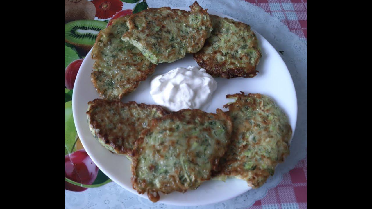 Лето, то самое время когда дёшево готовить оладьи из кабачков.