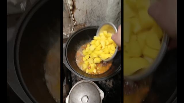 Рецепт от солдата! Тушим картофель с тушеным говяжьим мясом в казане.