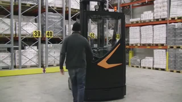 Ричтрак c кабиной для работы на холодном складе