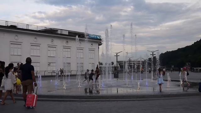 20180710 Фонтан у Речного вокзала в Киеве. Подсветка почти не видна