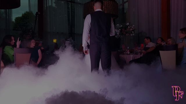 Цветной взрыв эмоций: конфетти-шоу и тяжелый дым для молодоженов