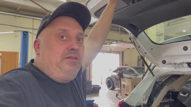 Рено Каптюр, как поменять крышку багажника. Что Под Лаком. Саня Мак