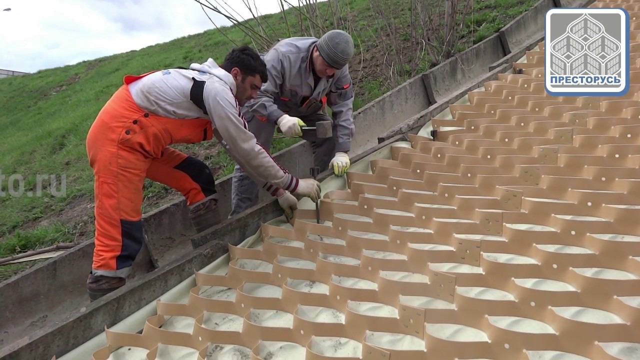 Укрепление откосов георешеткой ГЕОСТЕП® автодороги в Москве