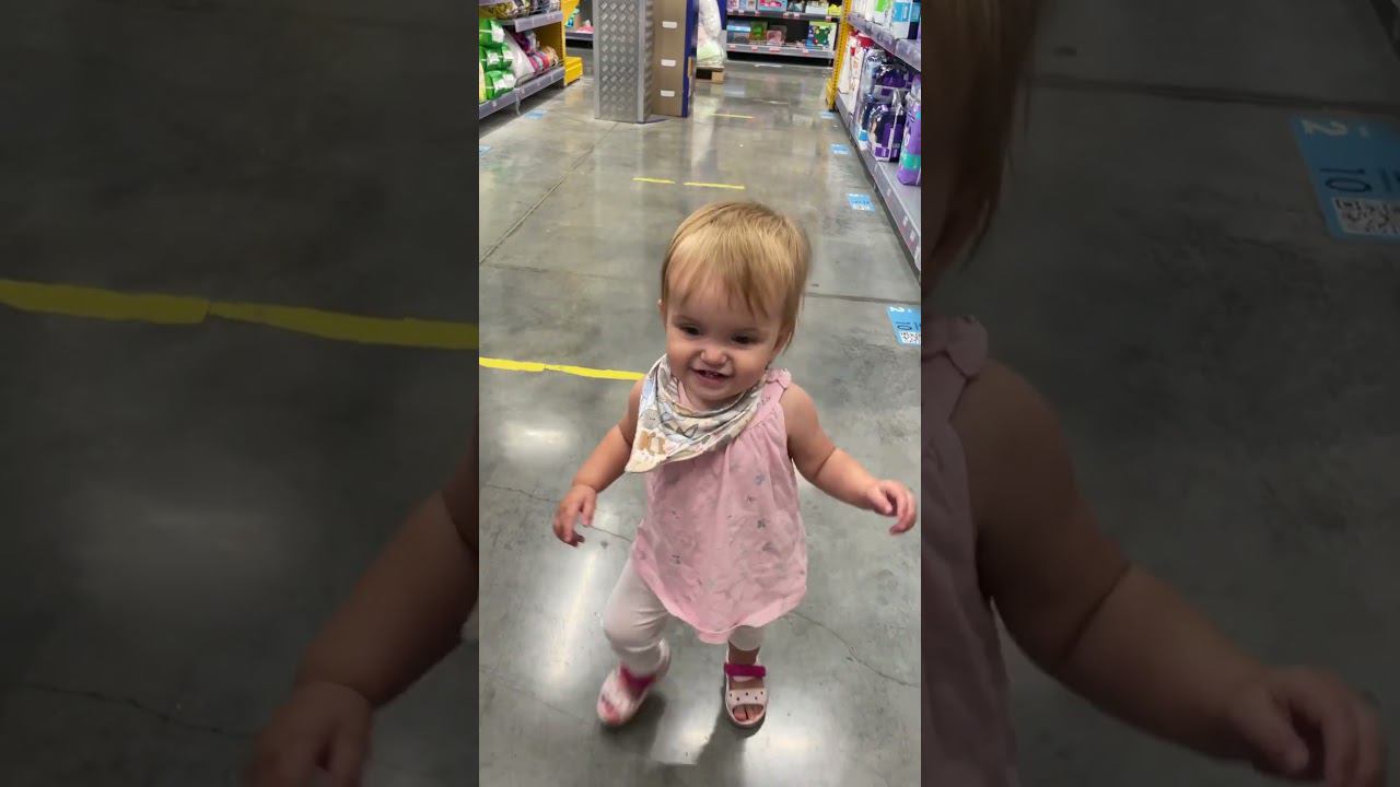 Хрю хрюк  Малышка первый раз пешком в большом магазине, хрюкает от удовольствия #asasha #улыбнись