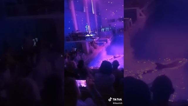 На руках снежинки, но они не тают...