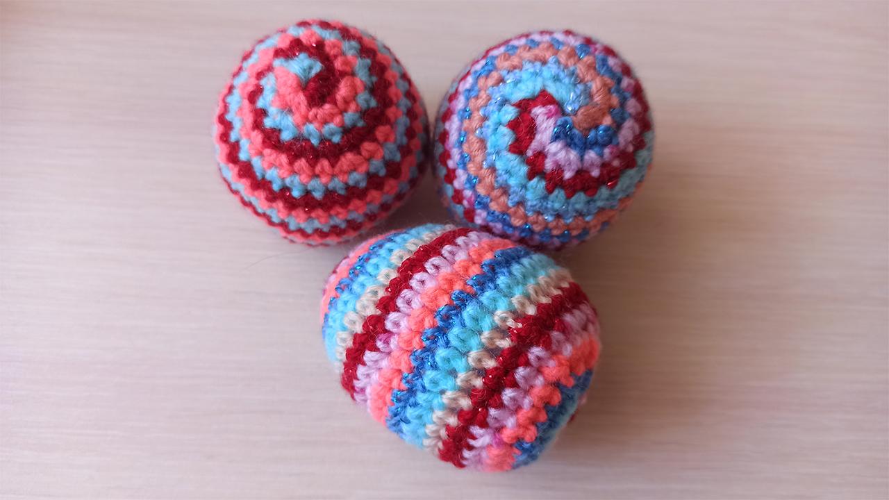 Радужное пасхальное яйцо из остатков пряжи.