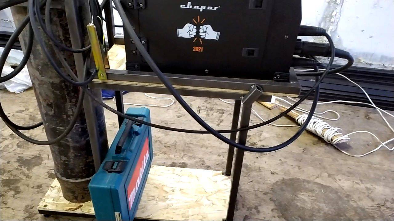 Работа в гараже. Тележка для сварочника своими руками. DIY. Сварка тележки