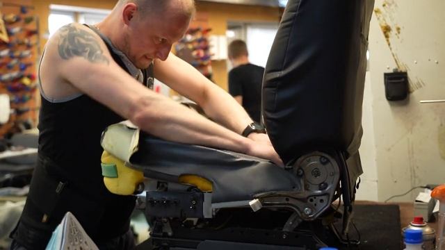 Сильно потерлась кожа на кресле в Lexus - исправляем! - ремонт кожаного сиденья