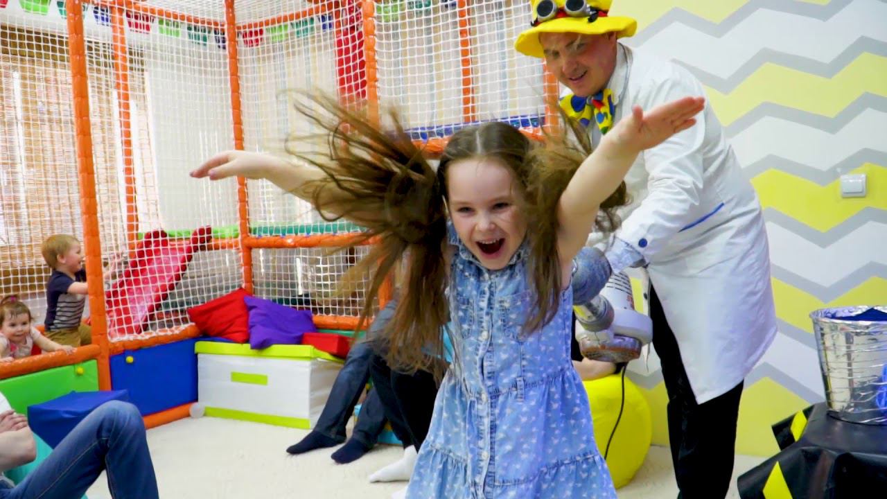 Ева с пылесосом