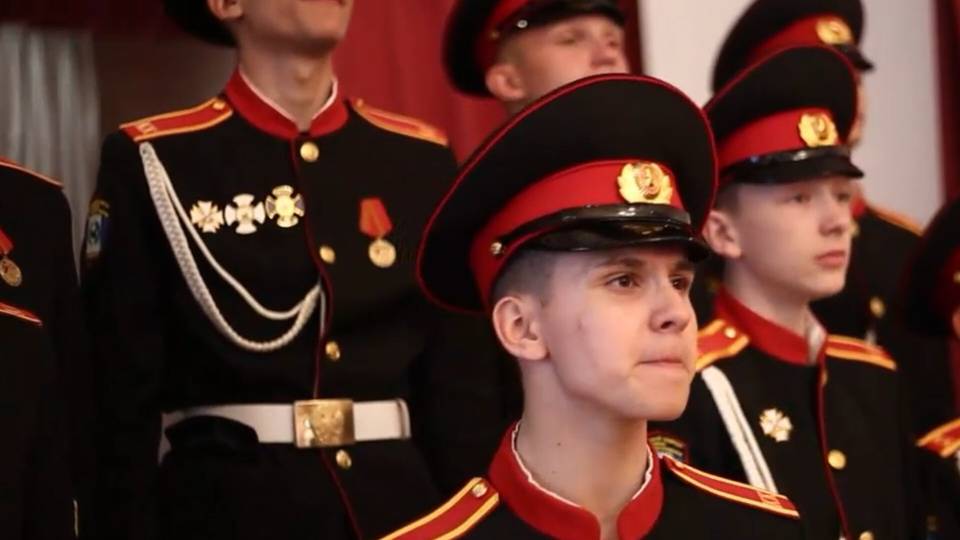 Макар Науменко и вокальная  студия  "Алые погоны" "Голову выше, Россия!"