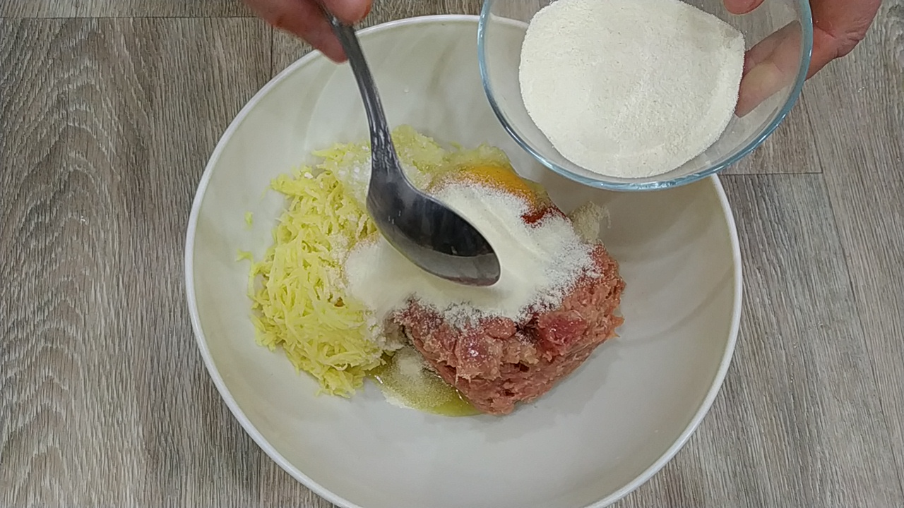 ДОБАВЬТЕ МАНКУ В ФАРШ! Это Так Вкусно,потрясающее горячее блюдо.mp4