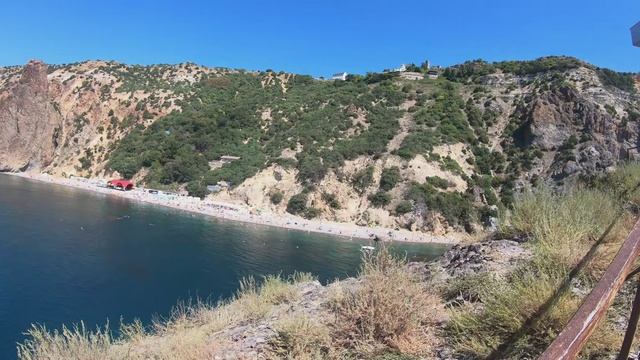 Есть ли отдыхающие в Крыму в сезон 2023? Объективный обзор лучшего пляжа Севастополя. Часть 1.