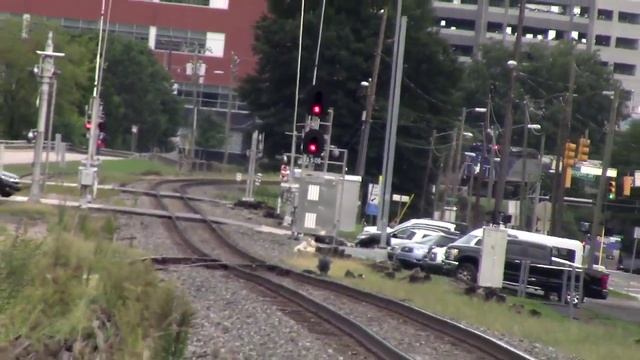 Высокая скорость сквозь город в США проезжает тепловоз который тянет скоростной пассажирский поезд