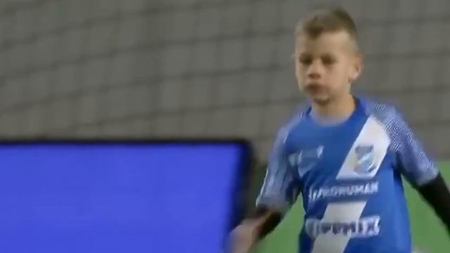 Вратарь дважды не позволил маленькому мальчику забить гол.