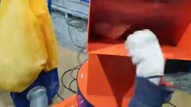 Измельчитель дробилка синтепона на МИ-600 , пневмотранспорт.mp4