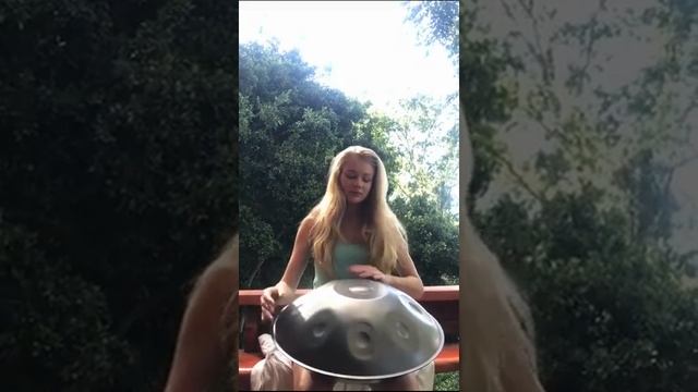 Магия звуков: красивая девушка играет на Handpan