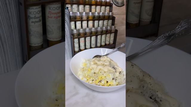 Салат с курицей, грибами и сыром