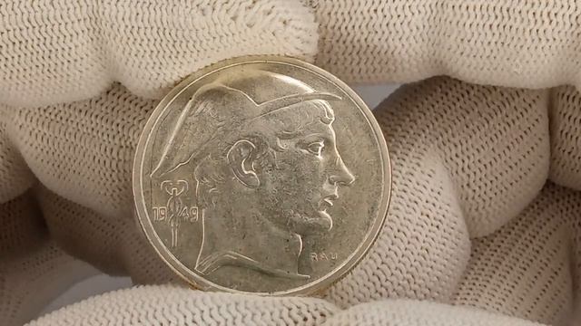 Бельгия 50 франков, 1949 года. Надпись на французском   'BELGIQUE'.