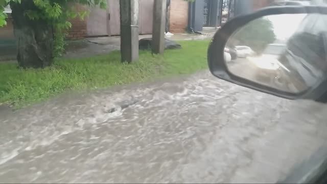 Ливень в Ростове-на-Дону июнь 2021  потоп , дождь , природное явление .