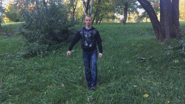 Махи ногами на месте - разминочные упражнения