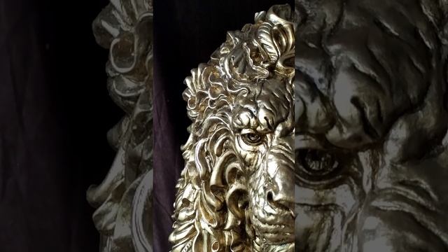 Скульптура льва. Материал гипс, подставка дерево. Золотая тонировка с нанесением потали. Высота 82см