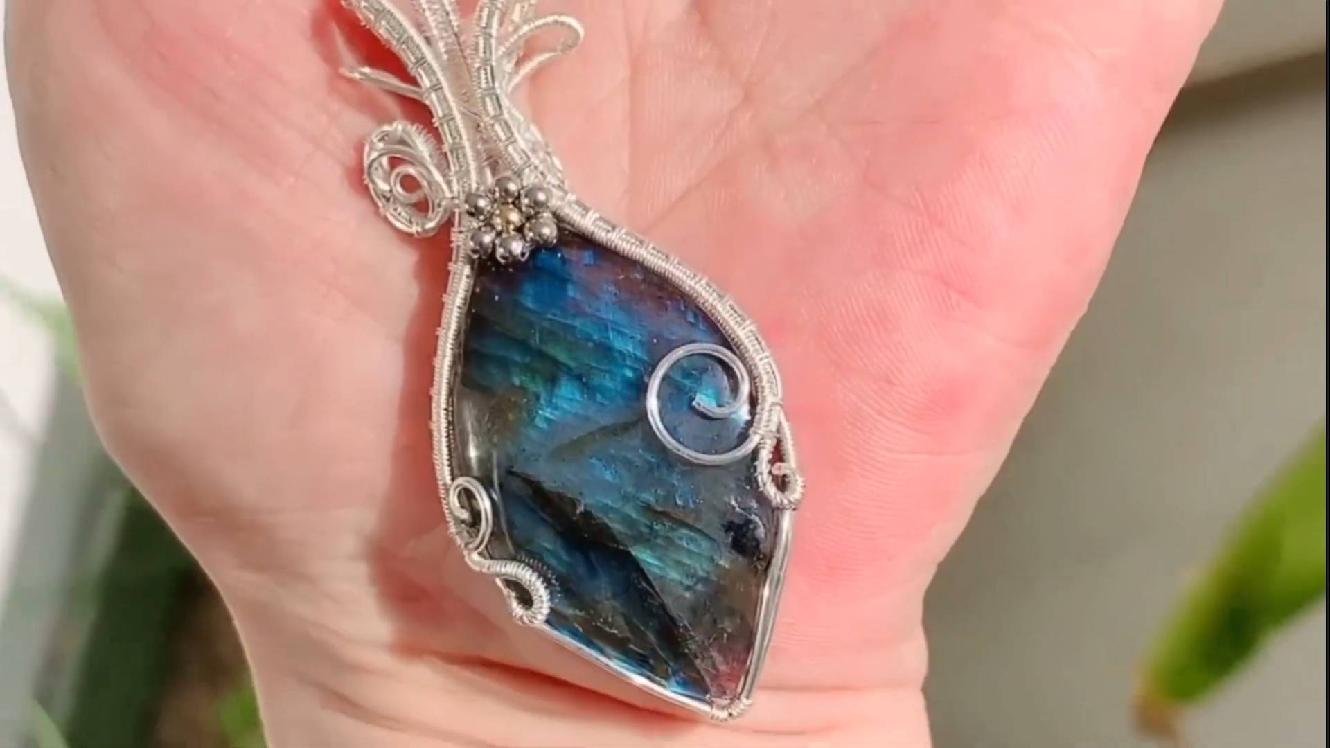 Как сделать ожерелье из лабрадорита из проволоки/намотки/подвески сверху/украшений своими руками