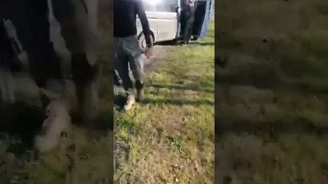 Украинские военные стреляют по гражданским.