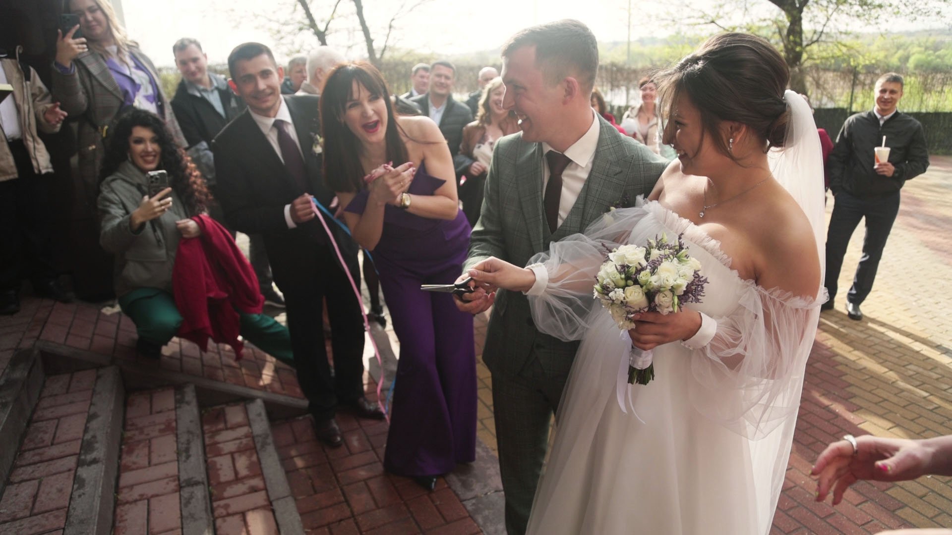 Весёлая встреча молодожёнов