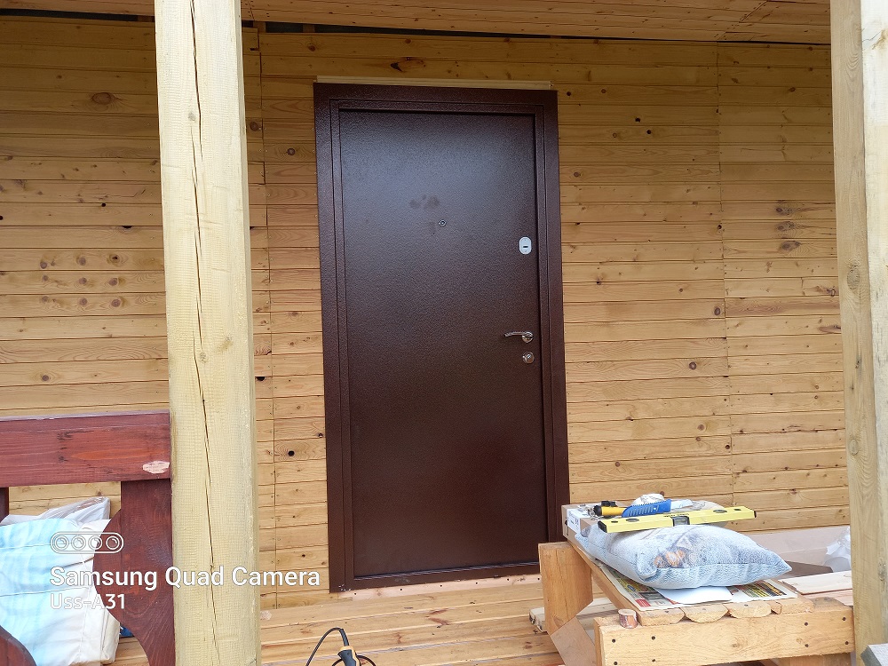 Установка входной металлической двери в каркасном доме, своими руками