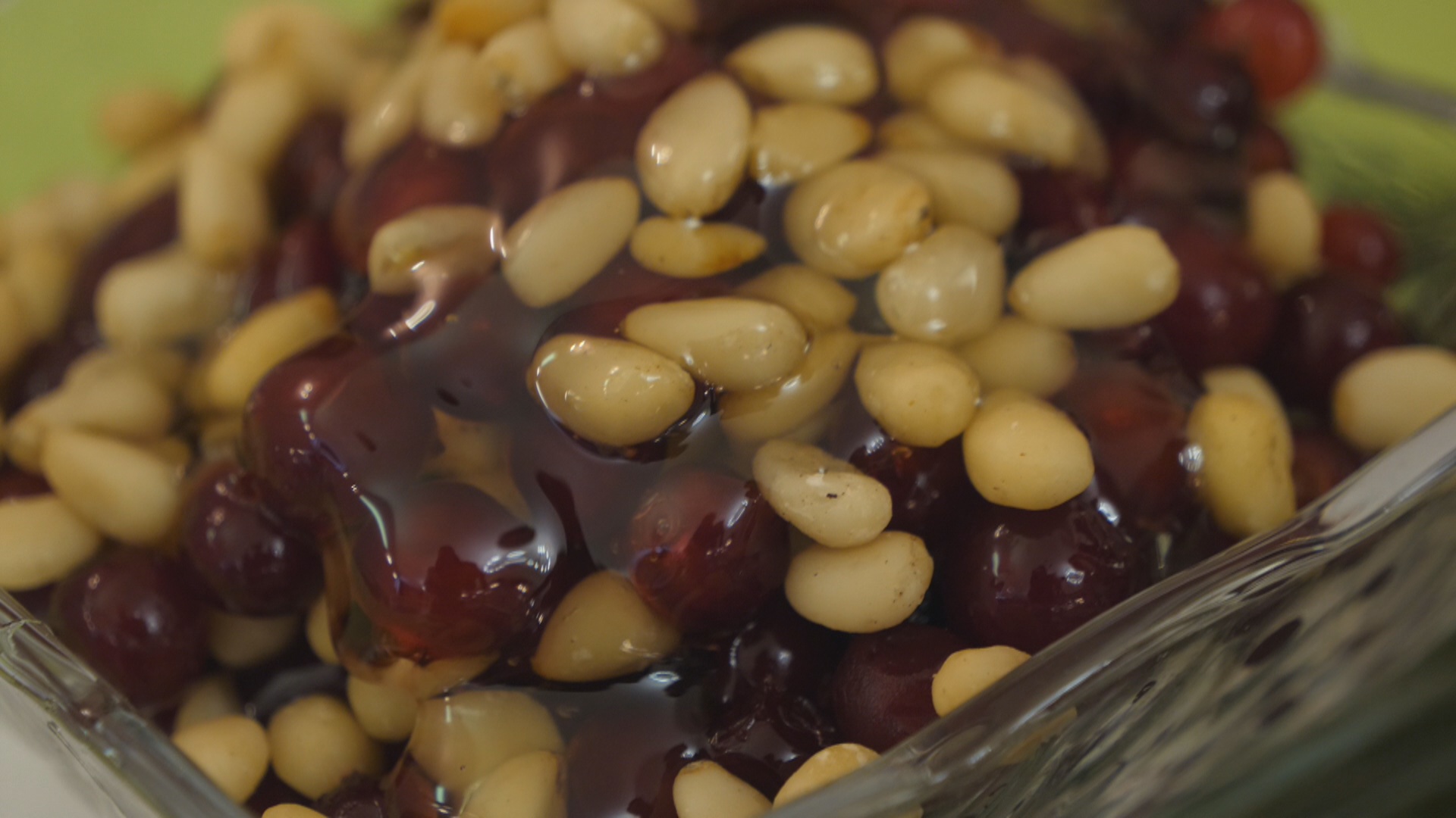 Полезные рецепты с Нателлой Барановой: готовим таежный десерт.(21.03.22).MP4