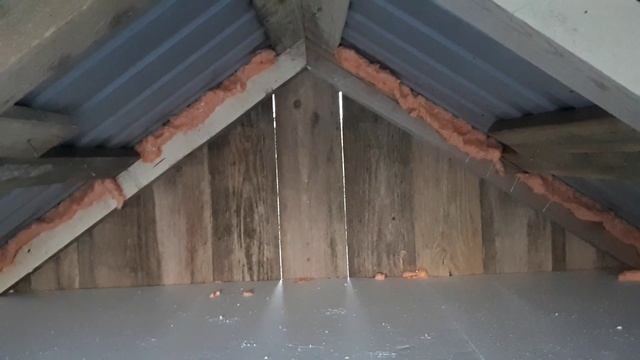 Строю курятник. Накрыл крышу.