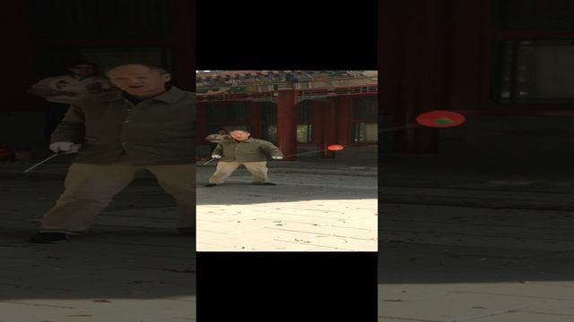 пожилой китаец с поющей юлой