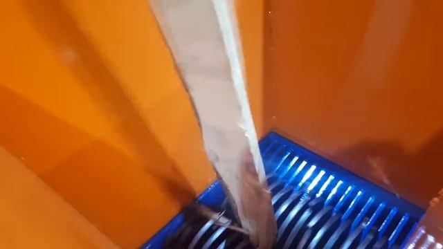 Шредер двухвальный  Измельчаем дробим доски древесины на шредоре ИШМ-220 ножи 10 мм.mp4