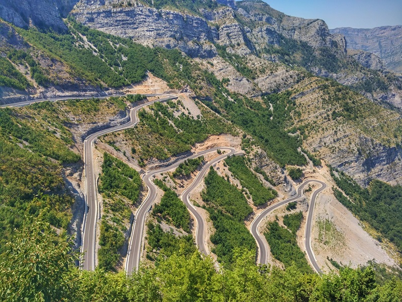 Дороги Албании. Тирана Поградец на автобусе.