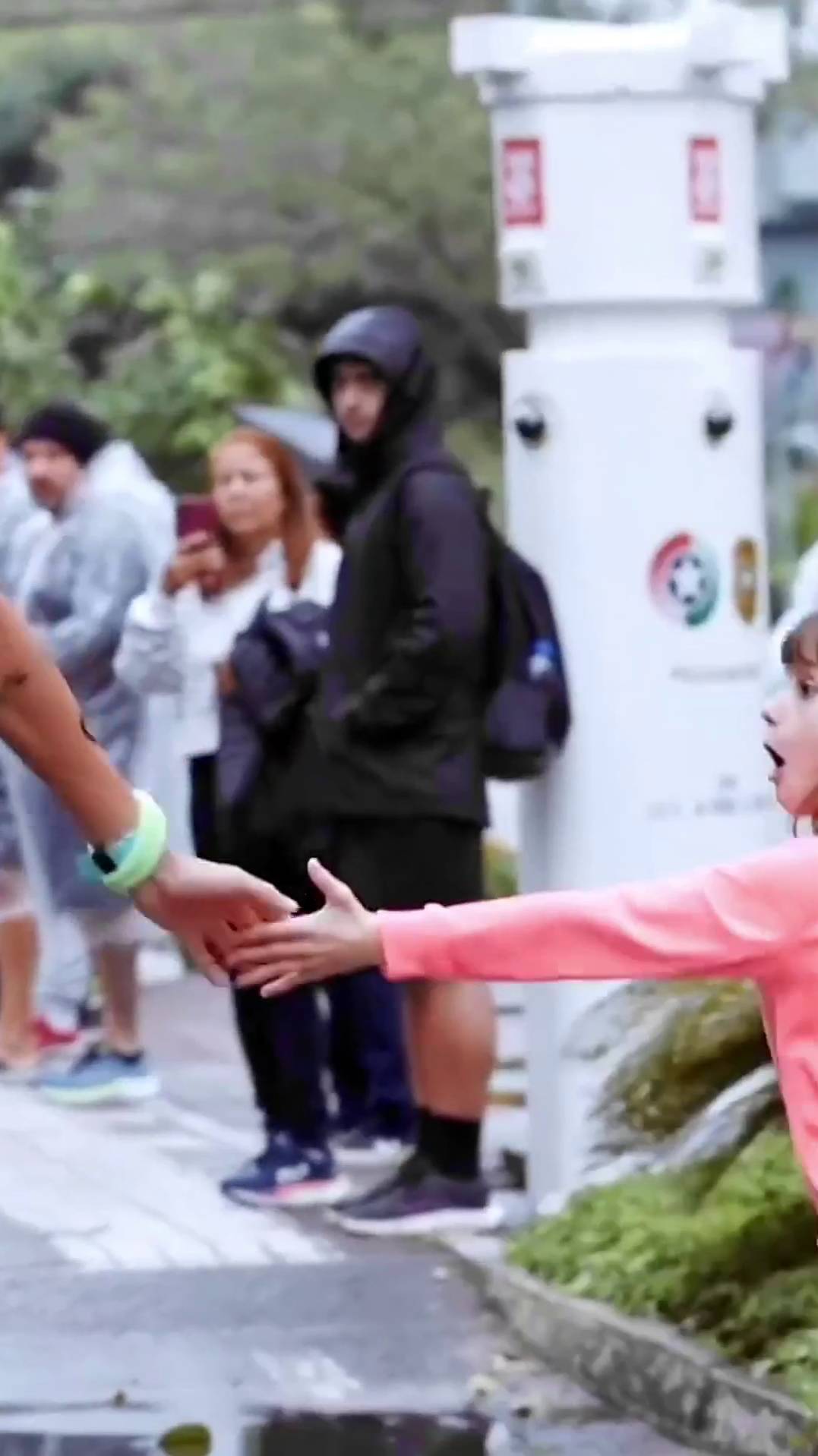 Девочка дала пять спортсмену и стала счастливой