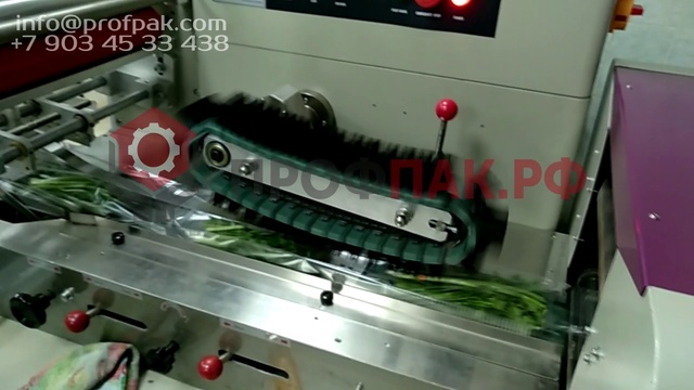 Автомат для нанесения этикетки. Работа в линии с горизонтальным упаковочным автоматом для упаковки з