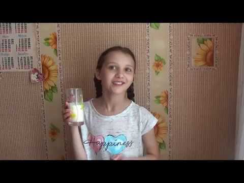 Коктейль из банана и молока в блендере