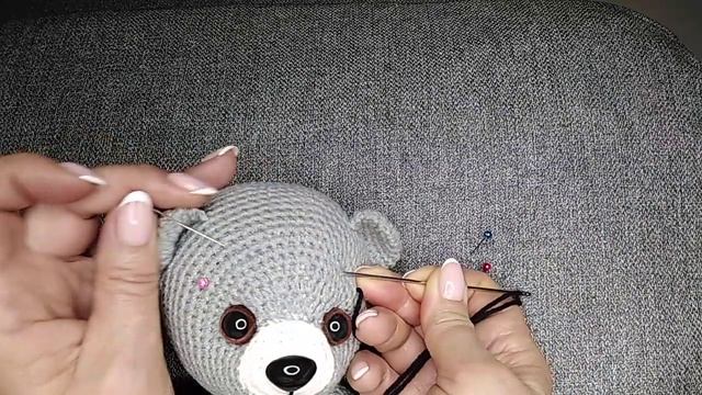 Оформление бровей и носика мишке одной нитью.mp4