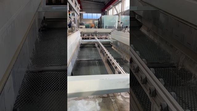 На стекольном заводе. Производство стеклянных панелей