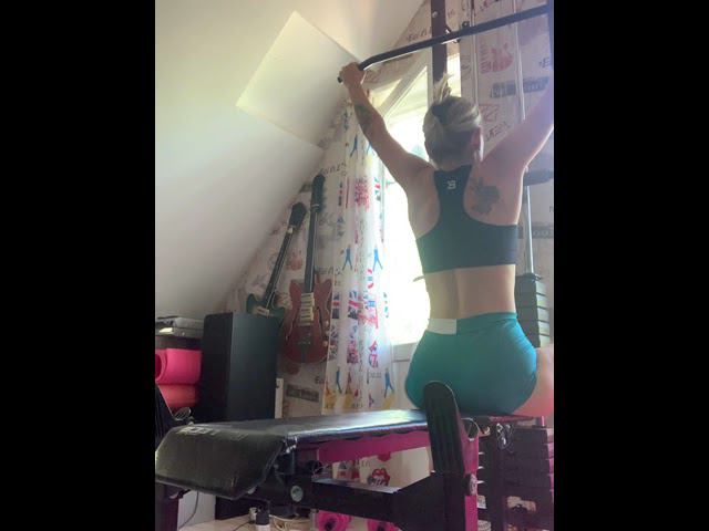 ТЯГА К ПОДБОРОДКУ ШИРОКИМ ХВАТОМ СВЕРХУ