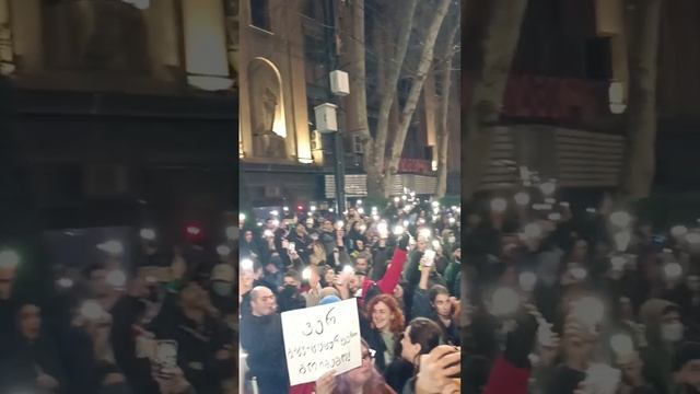 Сжигают российский флаг и поют гимн Украины — в Грузии продолжаются акции протеста - Москва 24