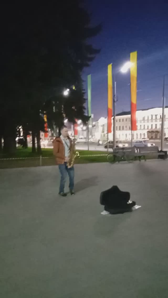 уличный саксофонист в вечернем Ярославле