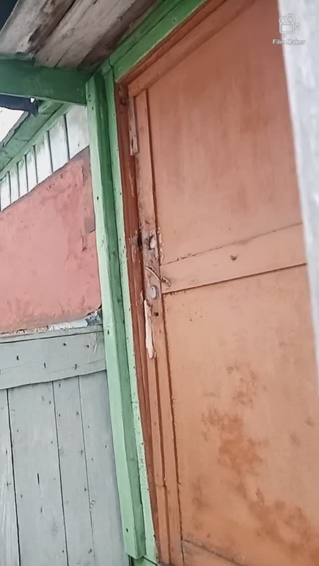 Дом на обрыве Грузовик таскает песок по льду Сторожевые собаки Зеленый клин Ветер и песок на снегу v