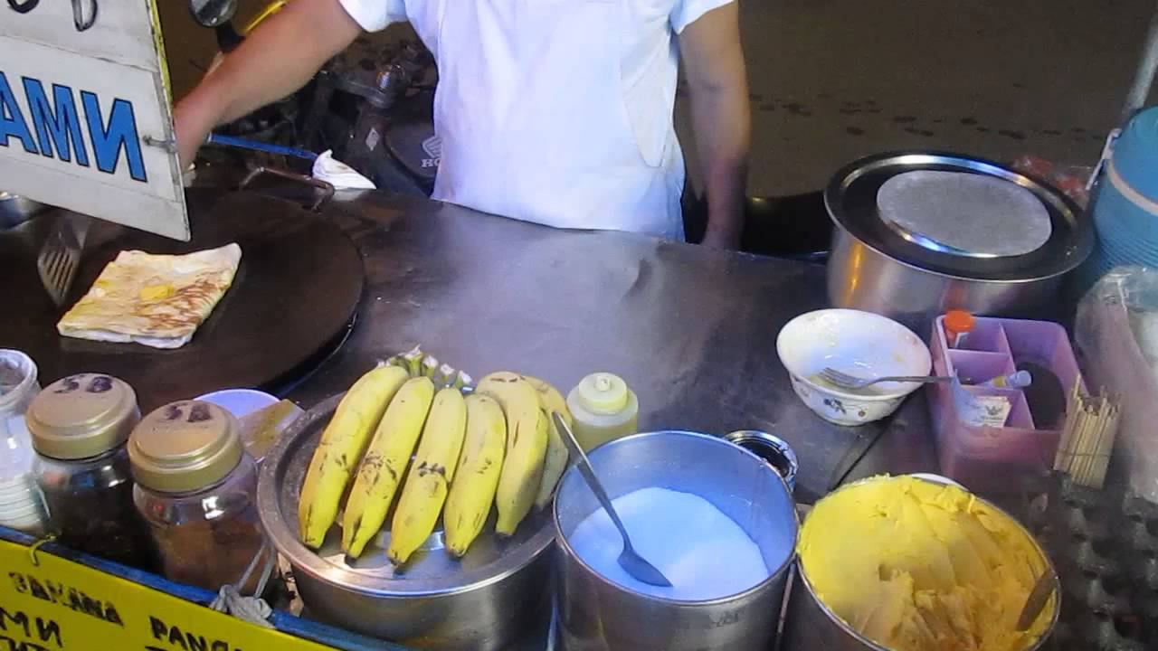 Готовит тайские блинчики